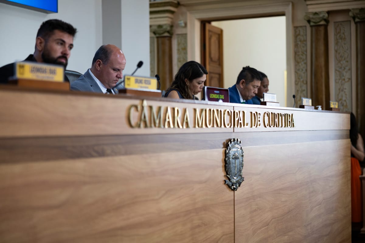 Curitiba: o cidadão quer coleta de lixo. O vereador pede outra coisa