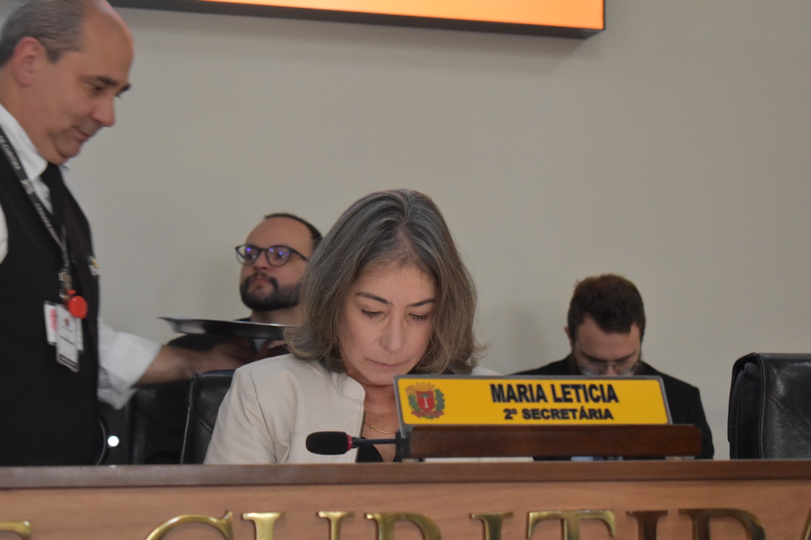 Maria Letícia volta à Câmara depois do acidente, mas recusa entrevistas